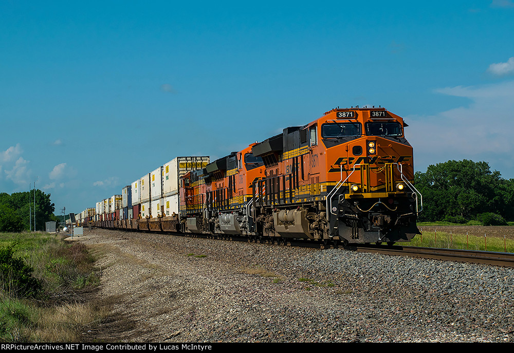 BNSF 3871 westbound BNSF intermodal train